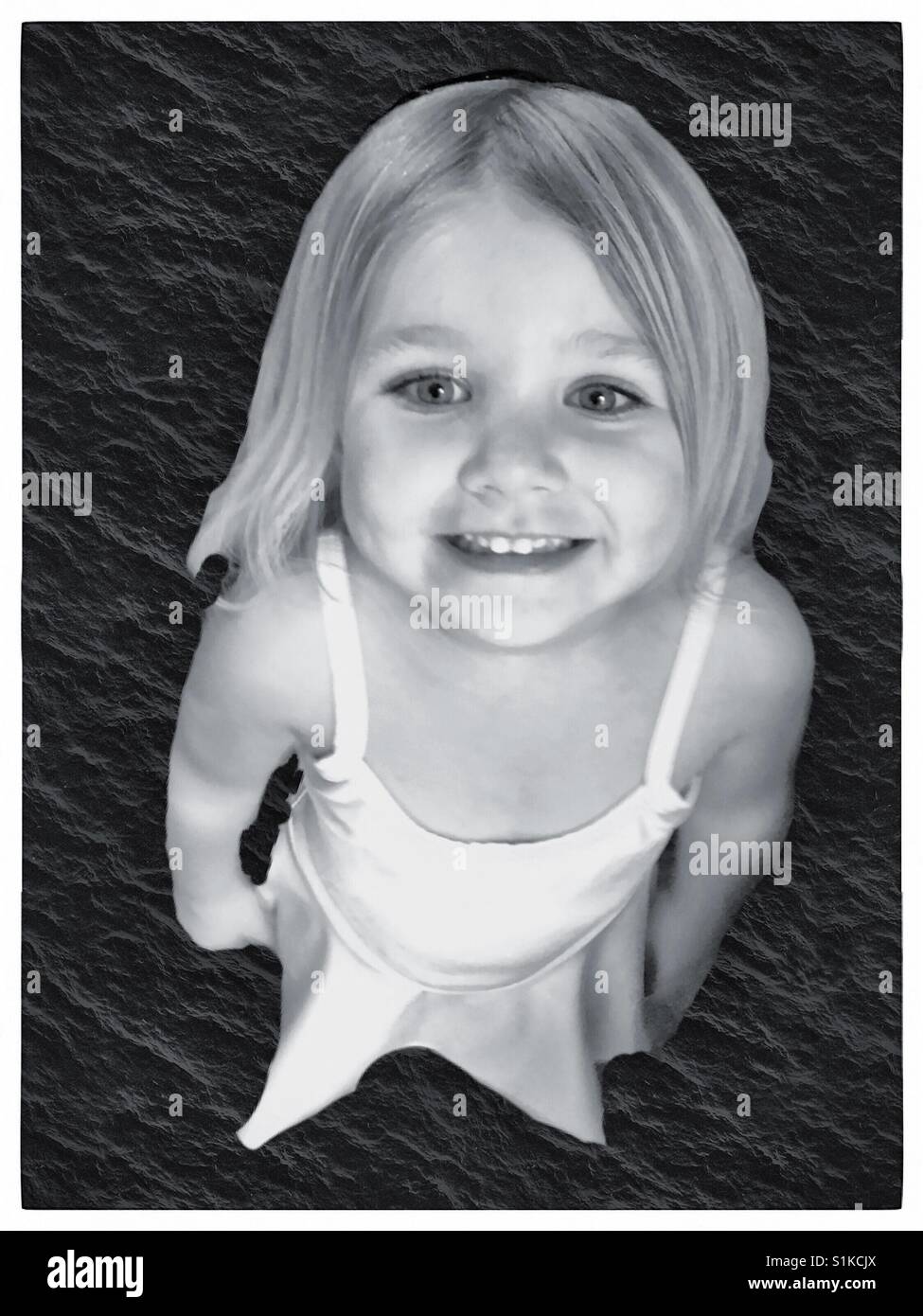 Petite fille en noir et blanc Banque de photographies et d’images à haute résolution - Alamy