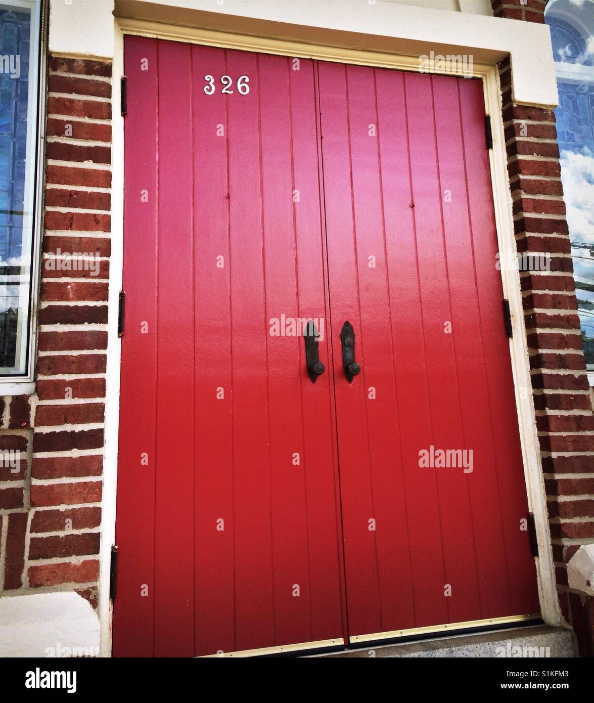 Petite porte rouge Banque de photographies et d’images à haute ...