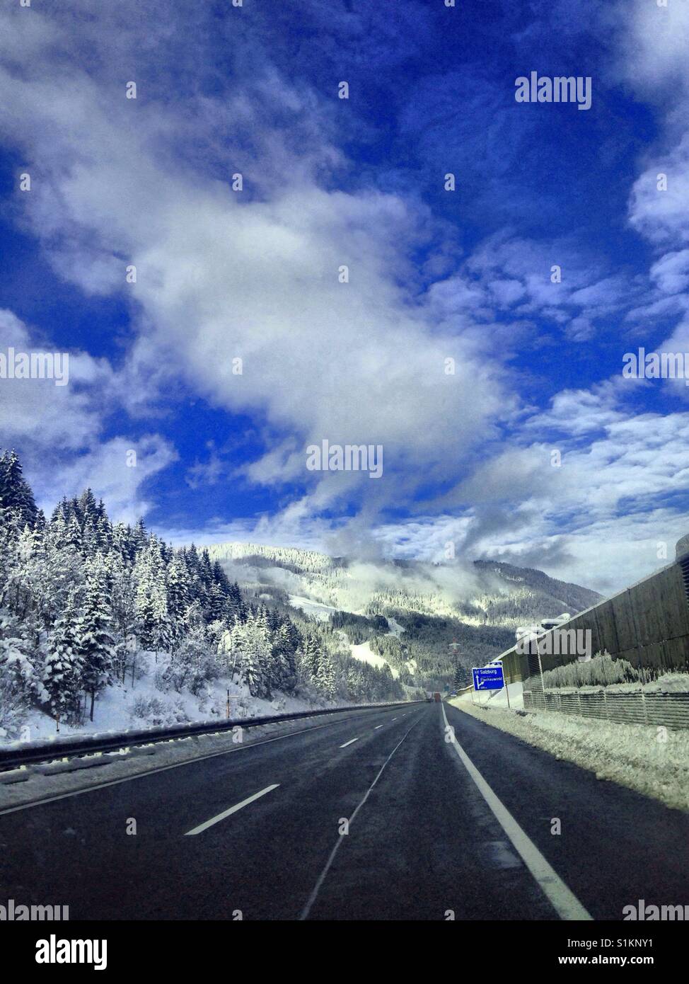 Neige sur une route Banque de photographies et d’images à haute ...
