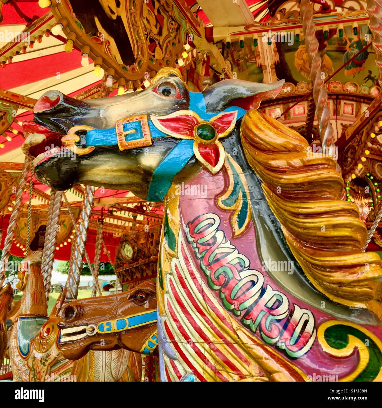 Carrousel traditionnel en bois Banque de photographies et d’images à ...