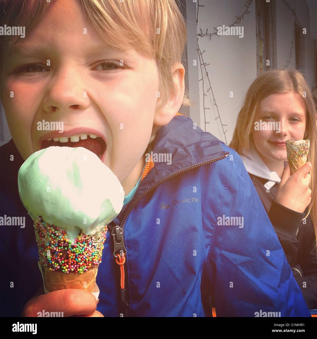 Kids eating ice cream Banque de photographies et d’images à haute ...