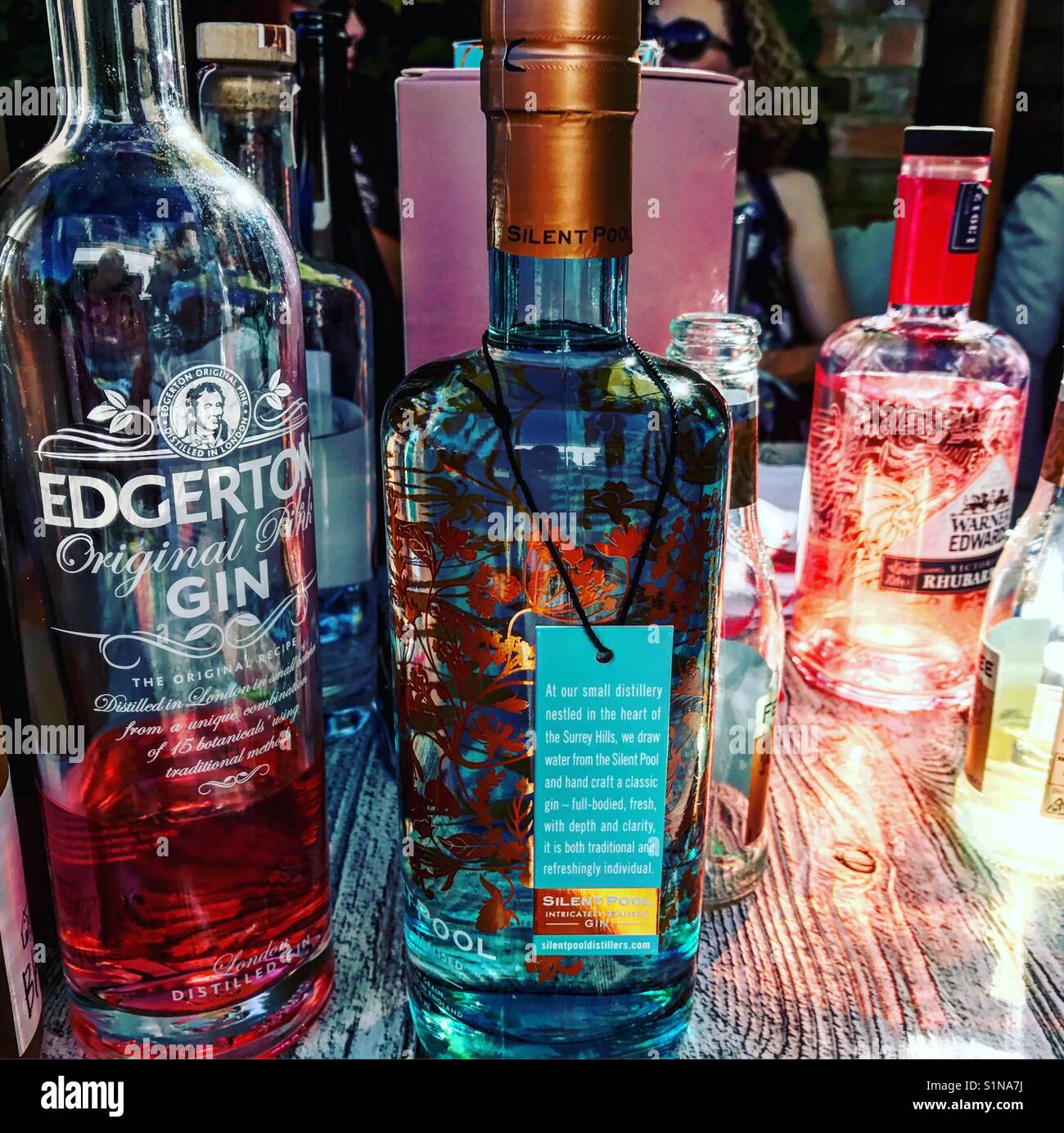 Bouteilles de gin Banque de photographies et d’images à haute ...
