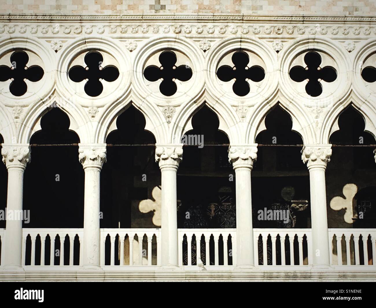 Colonnes gothiques Banque de photographies et d’images à haute ...