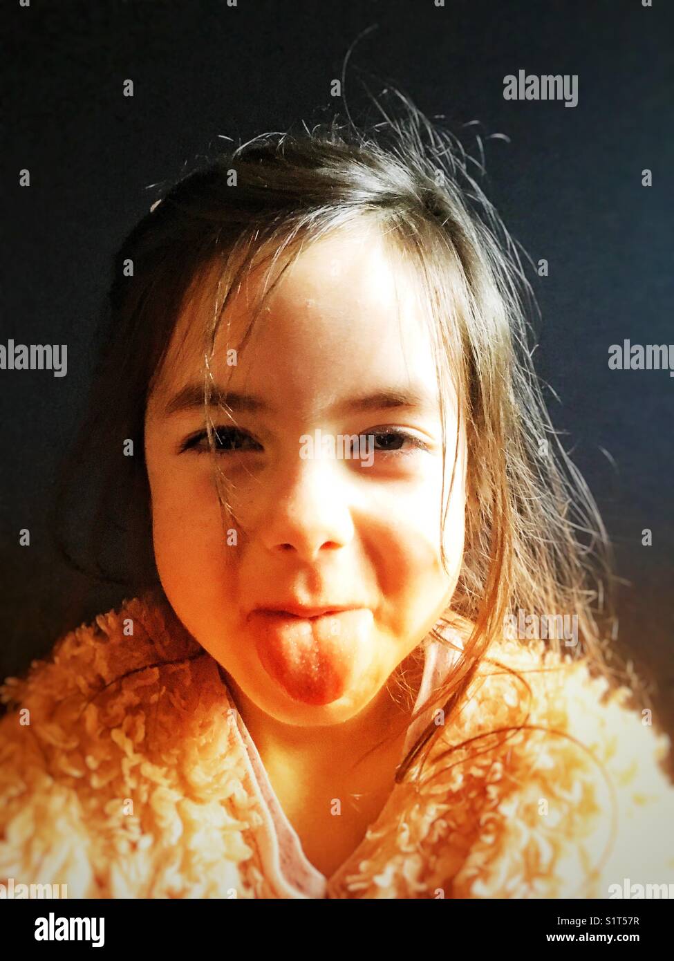 Tirant La Langue Fille Banque De Photographies Et Dimages à Haute