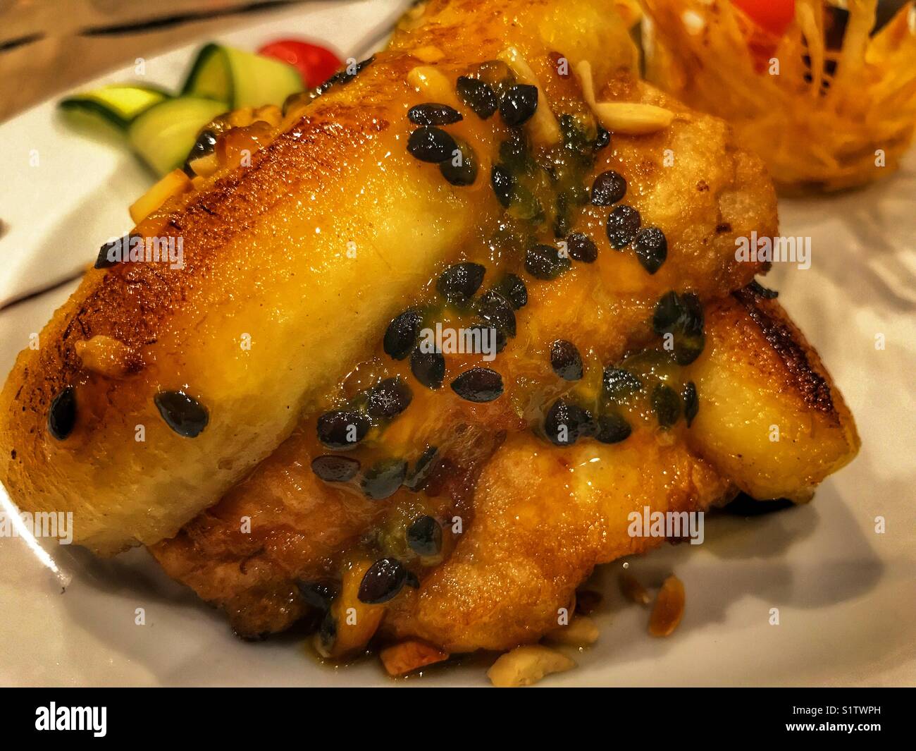 Filet de poisson-sabre avec le fruit de la passion et de la banane ...