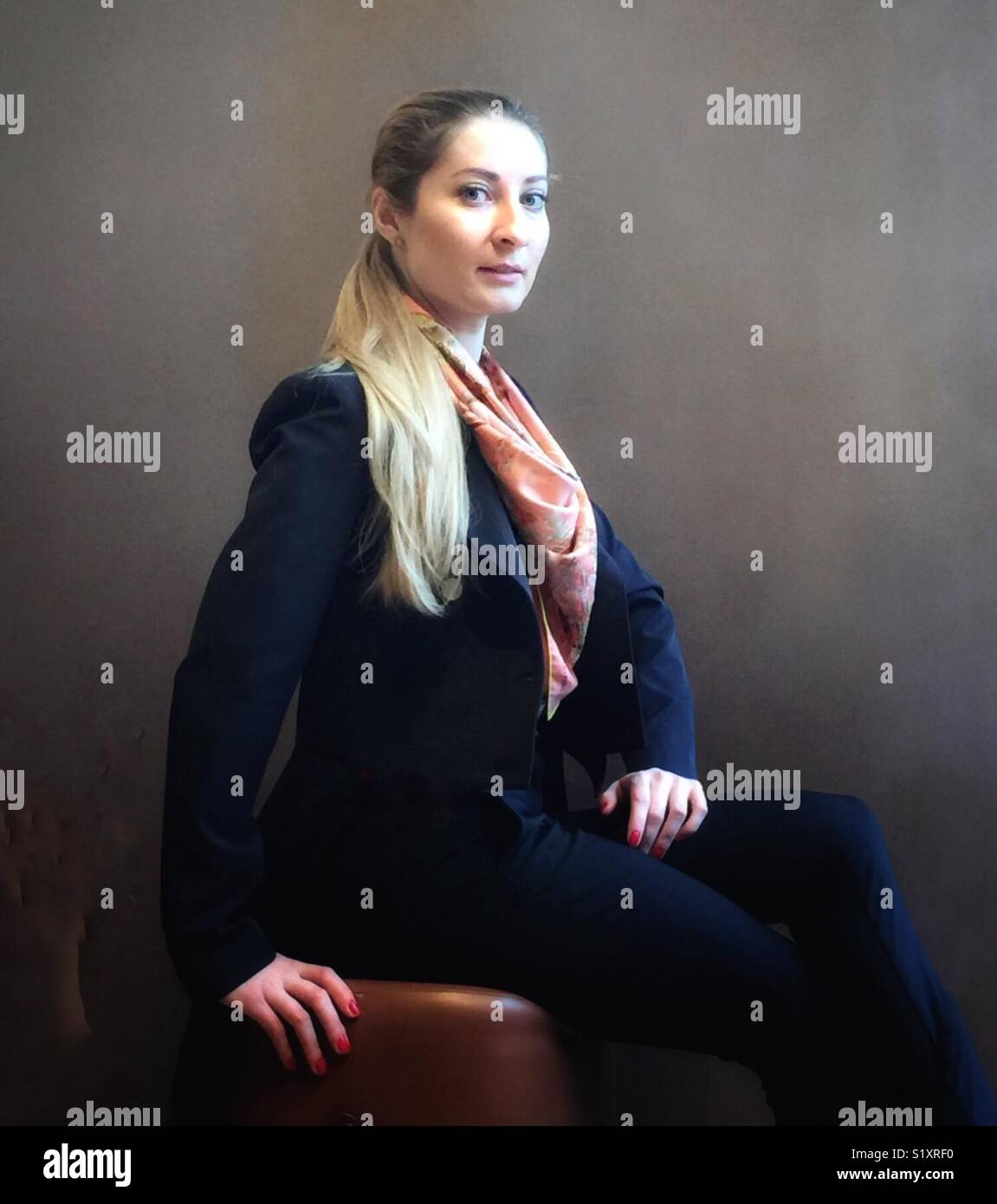 Une jeune femme bien habillée Banque de photographies et d’images à ...