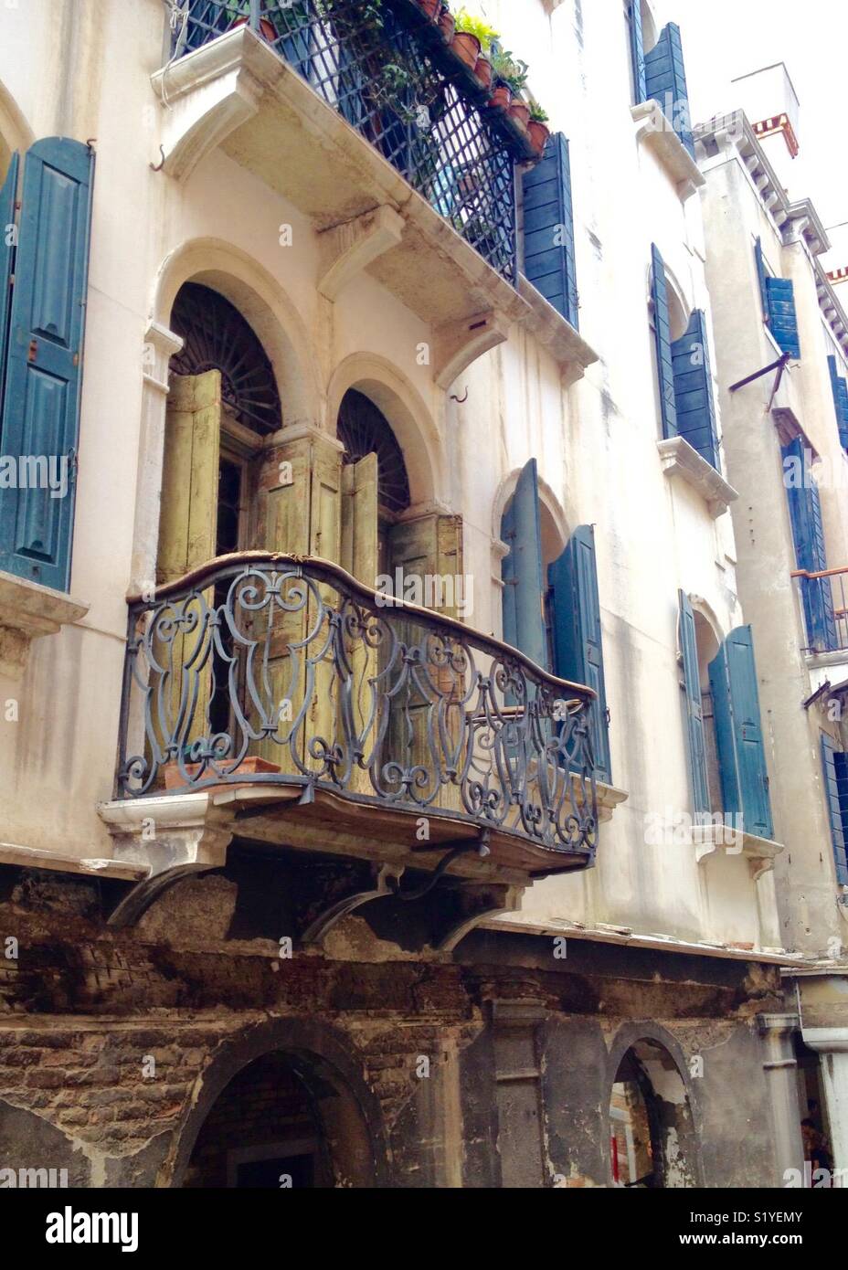 Balcon et volets bleus Banque de photographies et d’images à haute ...