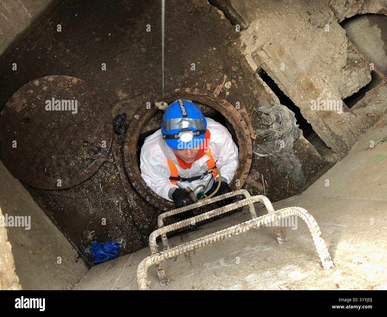Entrer dans un espace confiné Banque de photographies et d’images à ...