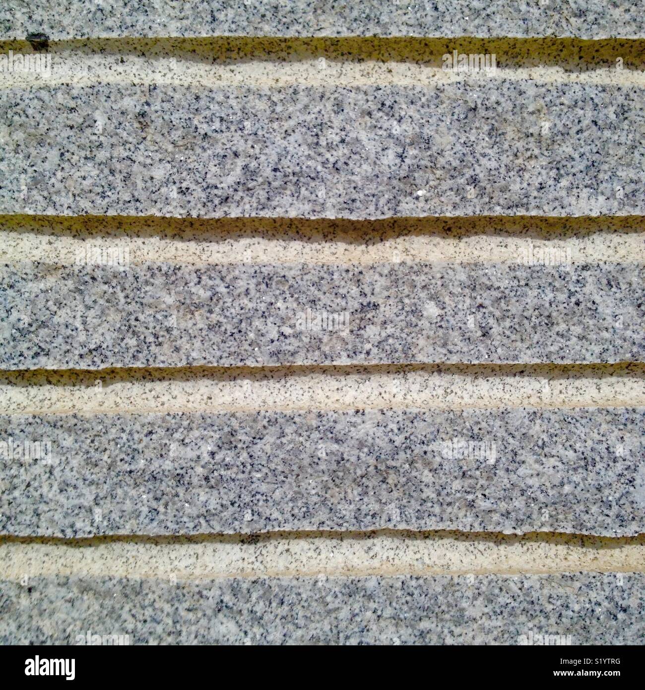 Bloc de granit brut avec extraction marques sur le mur d'un bâtiment ...
