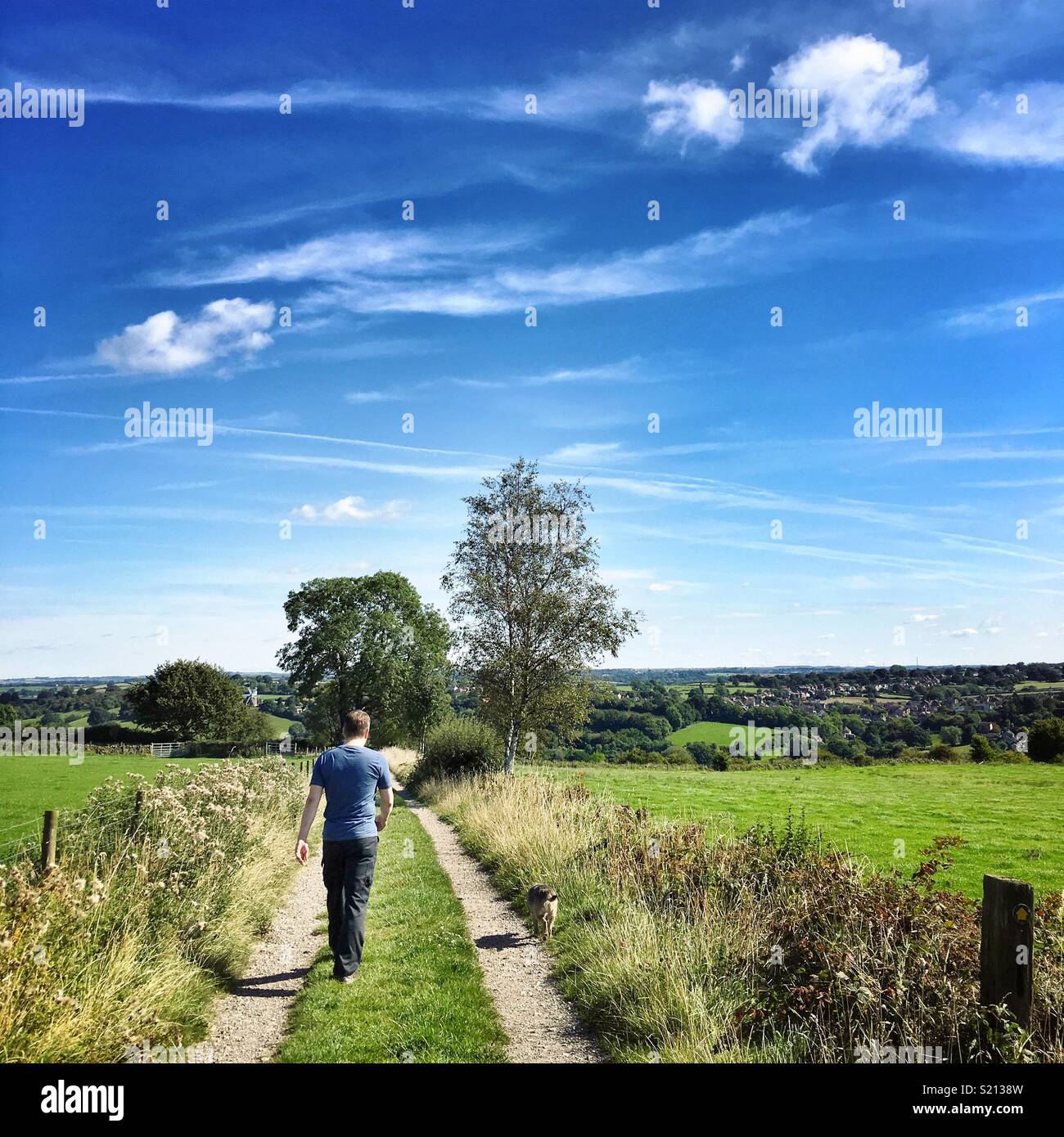 Marcher sur un chemin de campagne Banque de photographies et d’images à ...