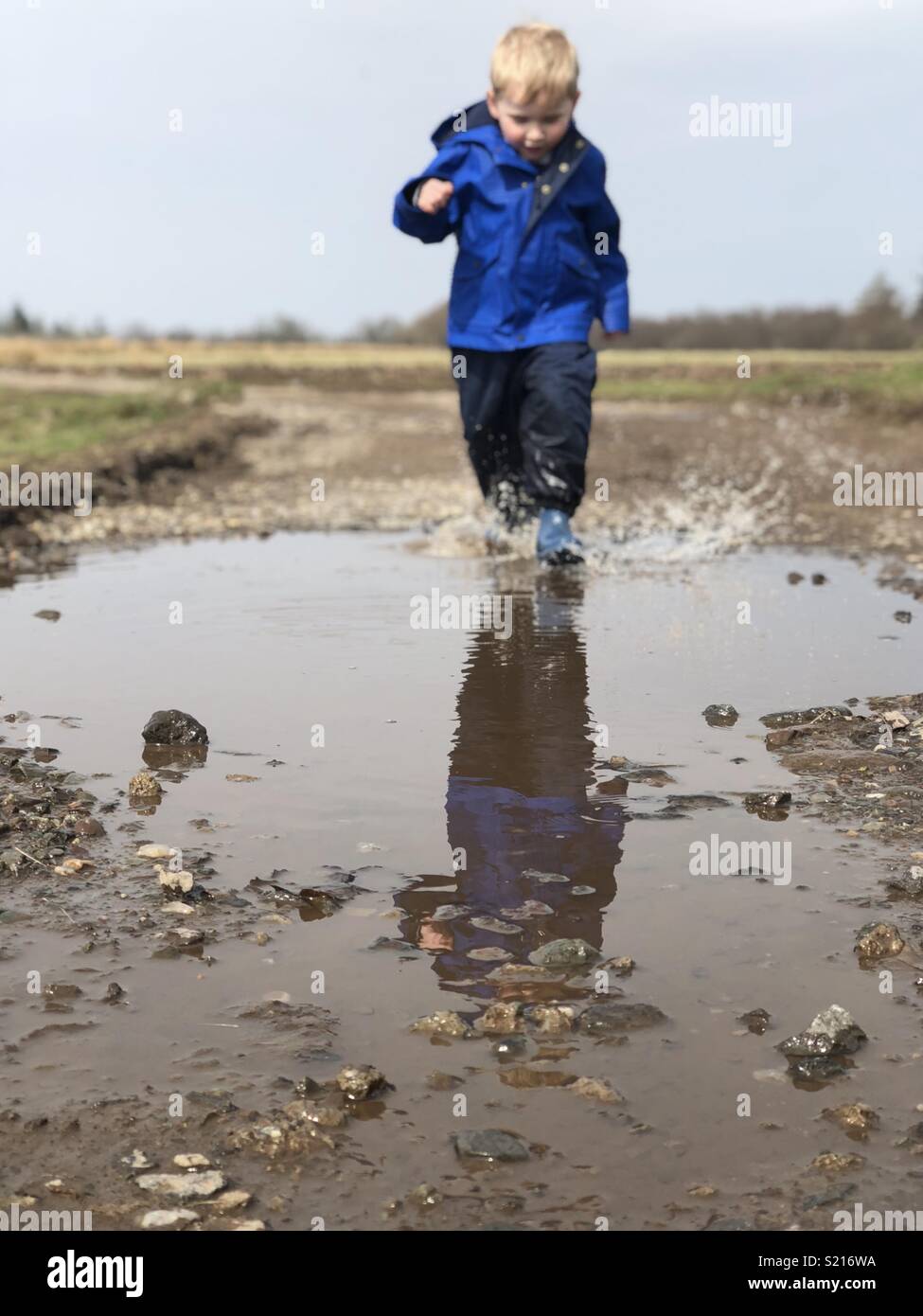 Un enfant qui saute Banque de photographies et d’images à haute ...