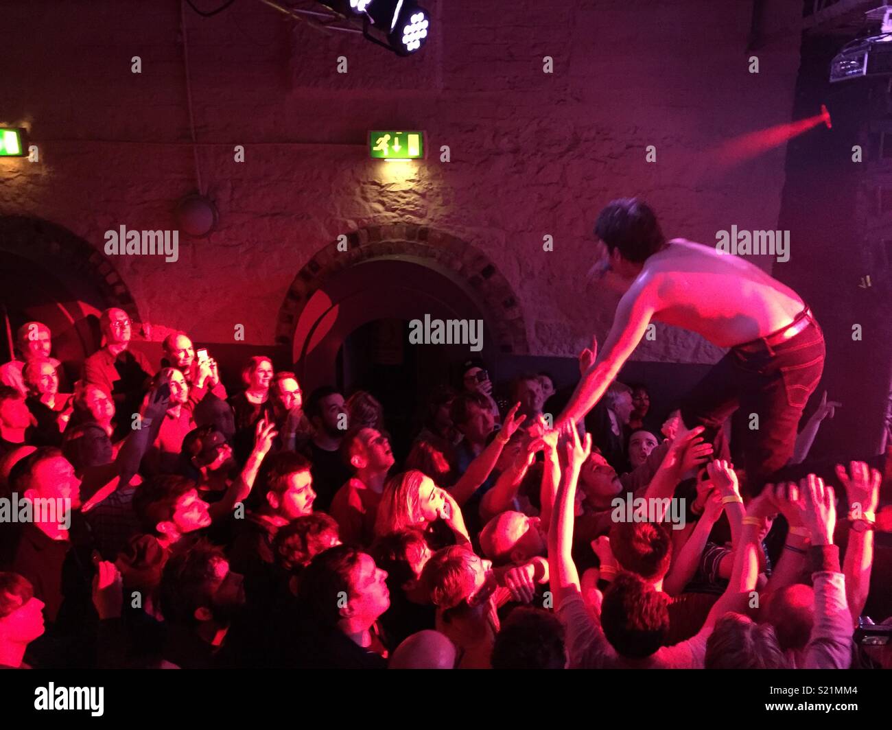 Crowd surfing Banque de photographies et d’images à haute résolution ...