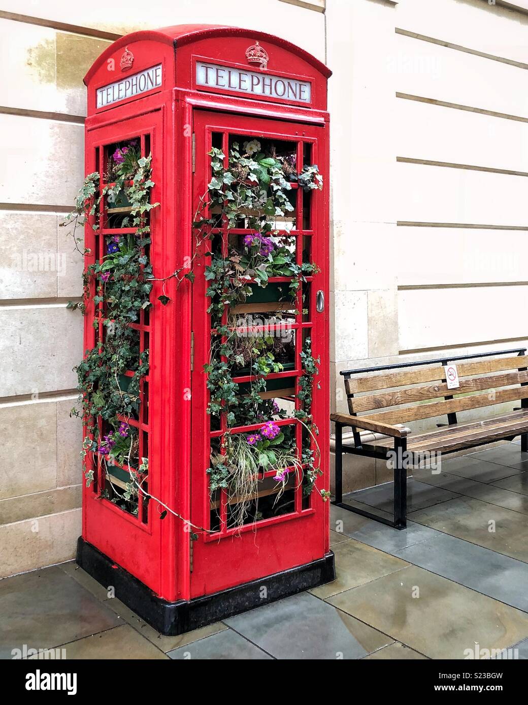Cabine téléphonique à fleurs Banque de photographies et d’images à ...