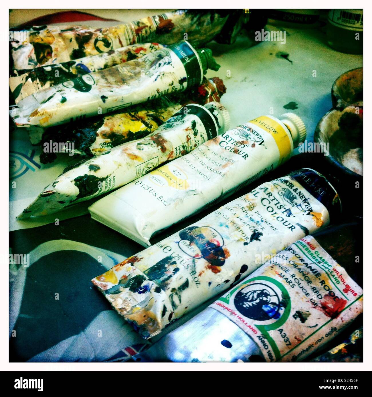 Artist palette used oil paint tubes Banque de photographies et d’images ...