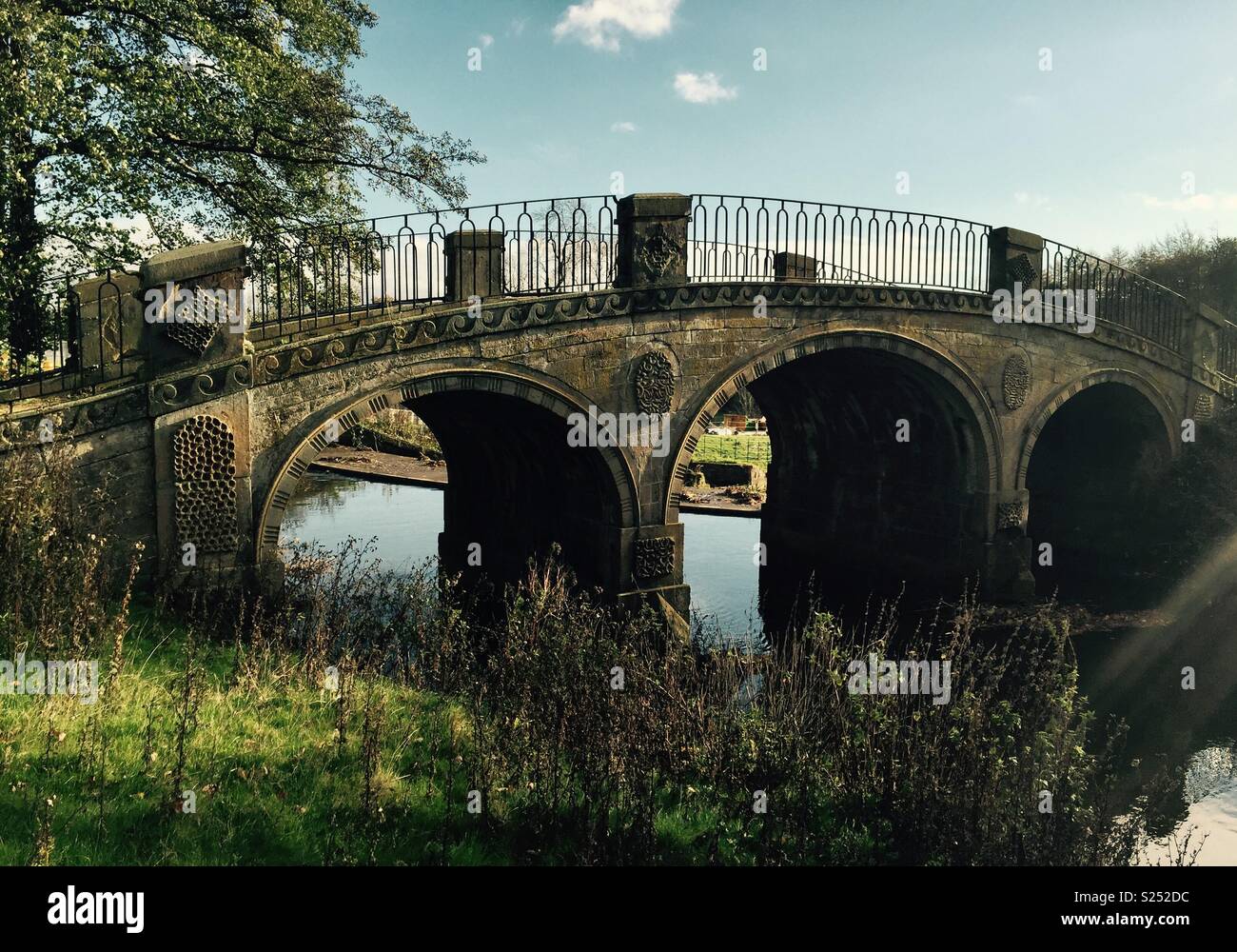 Pittoresque vieux pont de pierre Banque de photographies et d’images à ...