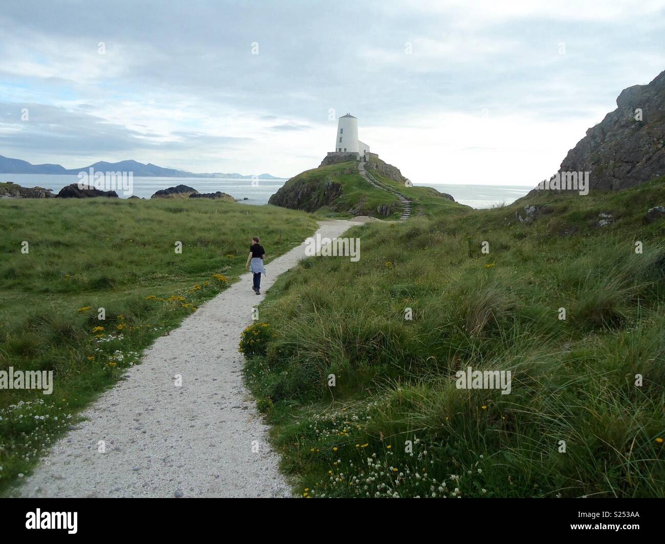 Phare sur un promontoire rocheux Banque de photographies et d’images à ...