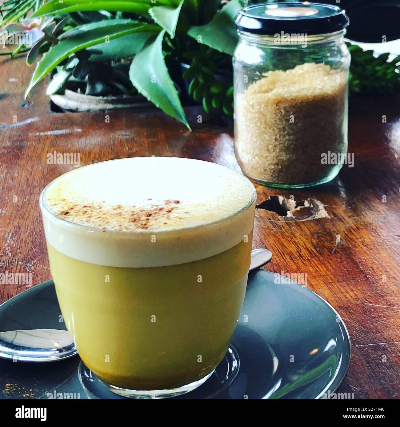 Café au lait de curcuma Banque de photographies et d’images à haute ...