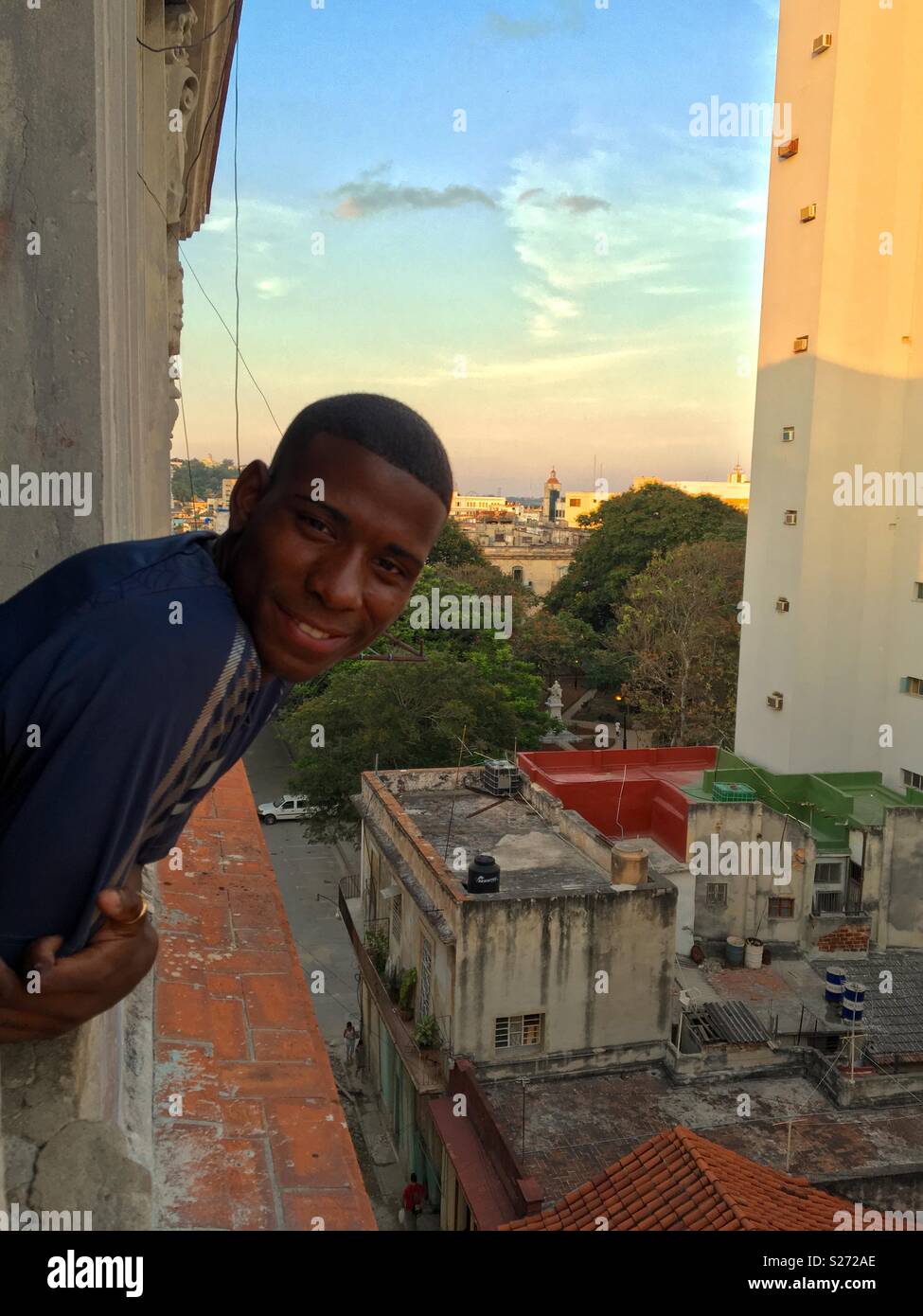 Jeune cubain souriant Banque de photographies et d’images à haute ...