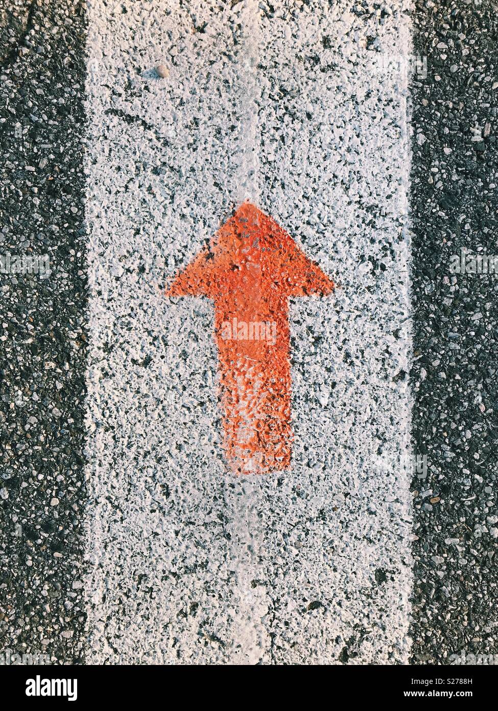 Flèche orange Banque de photographies et d’images à haute résolution ...