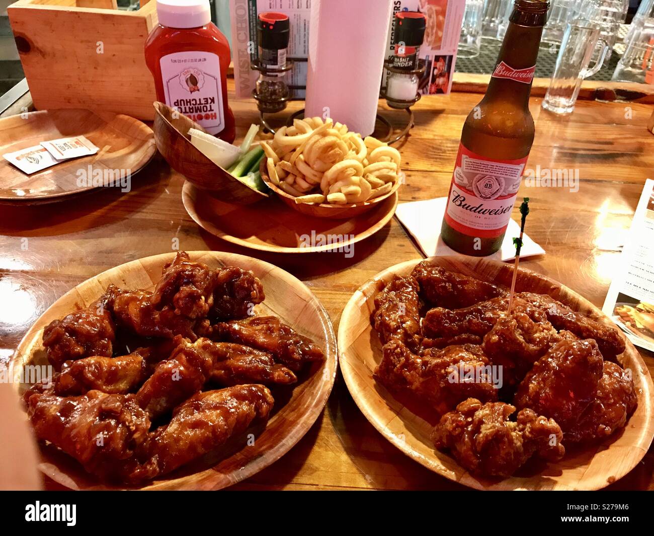 Hooters bar Banque de photographies et d’images à haute résolution - Alamy