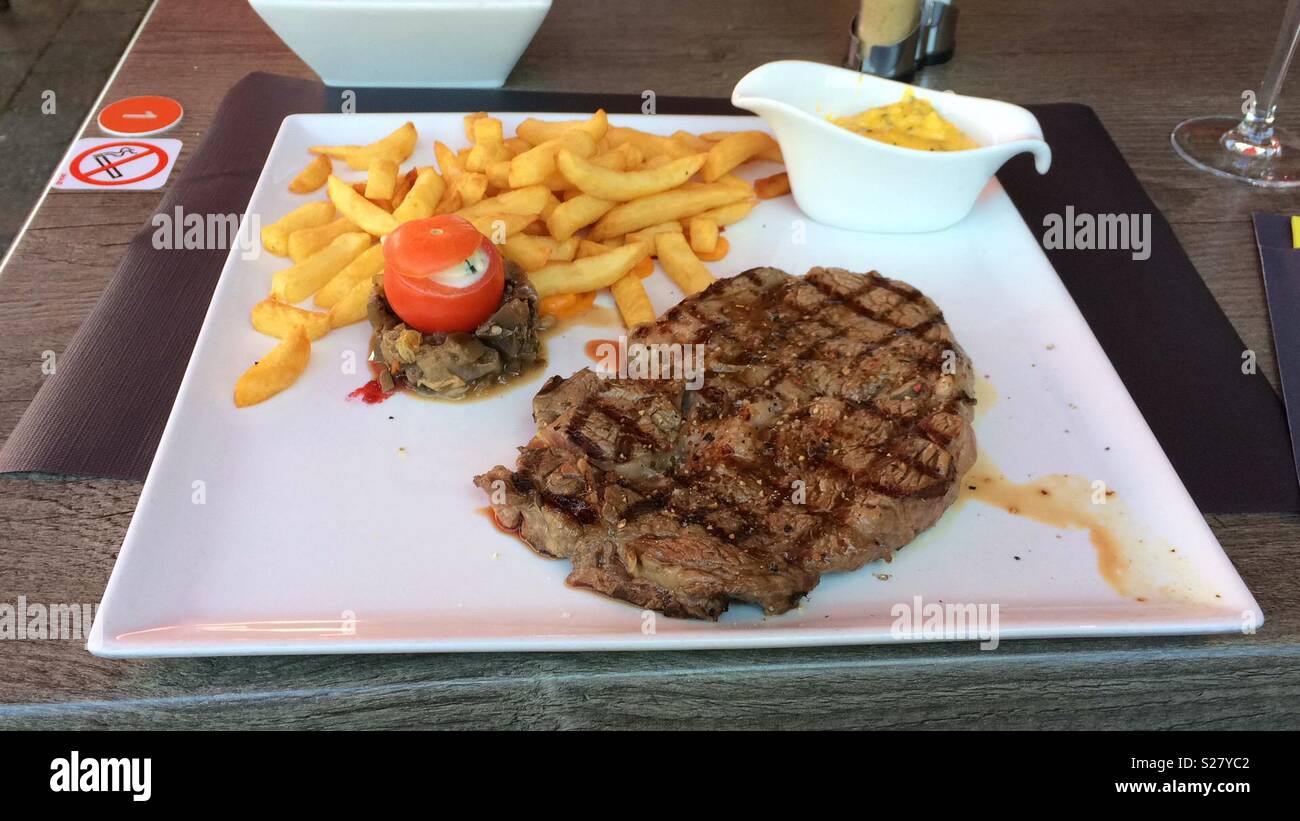 Steak frites Banque de photographies et d’images à haute résolution - Alamy