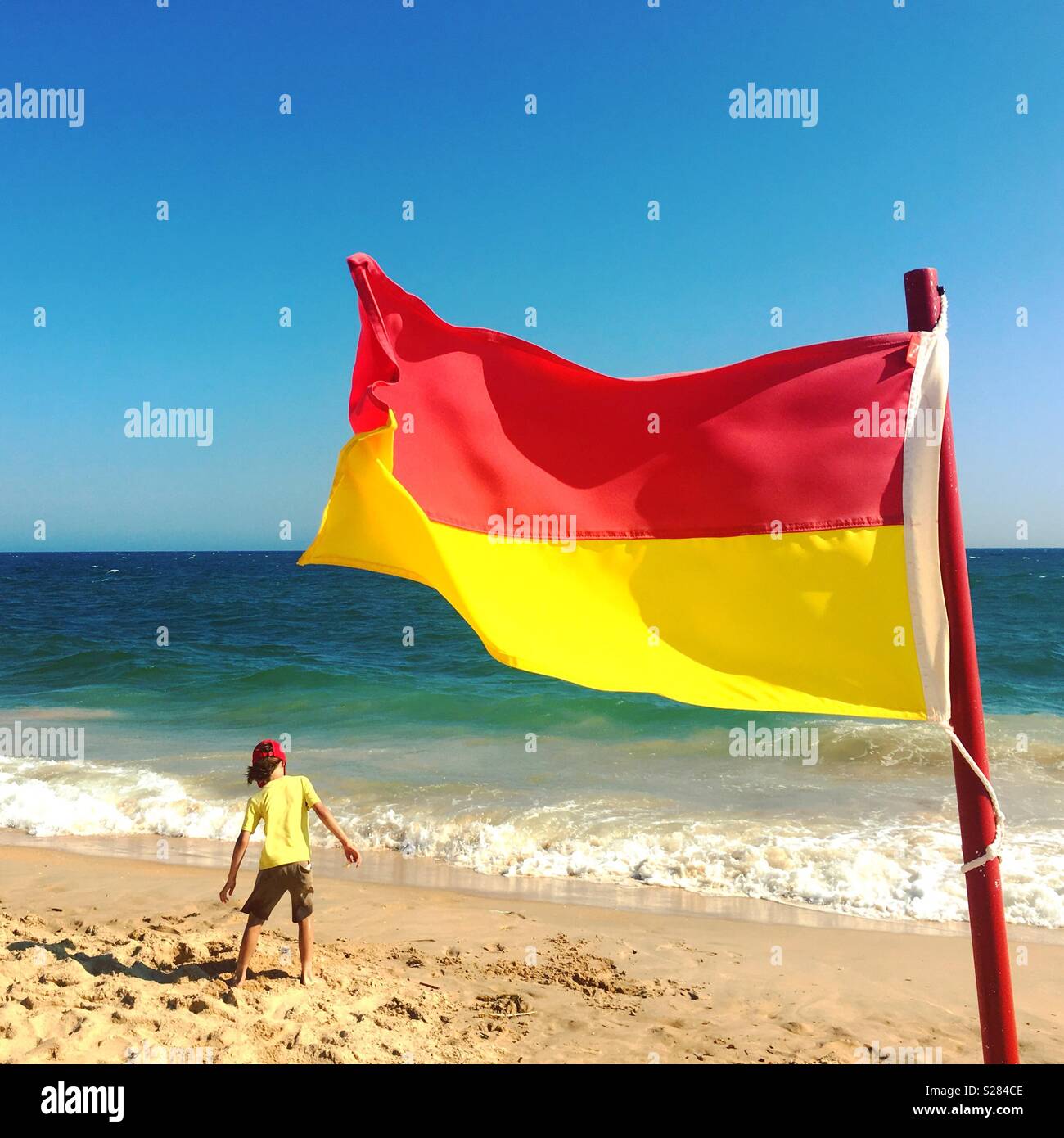 Drapeau rouge et jaune plage Banque de photographies et d’images à ...