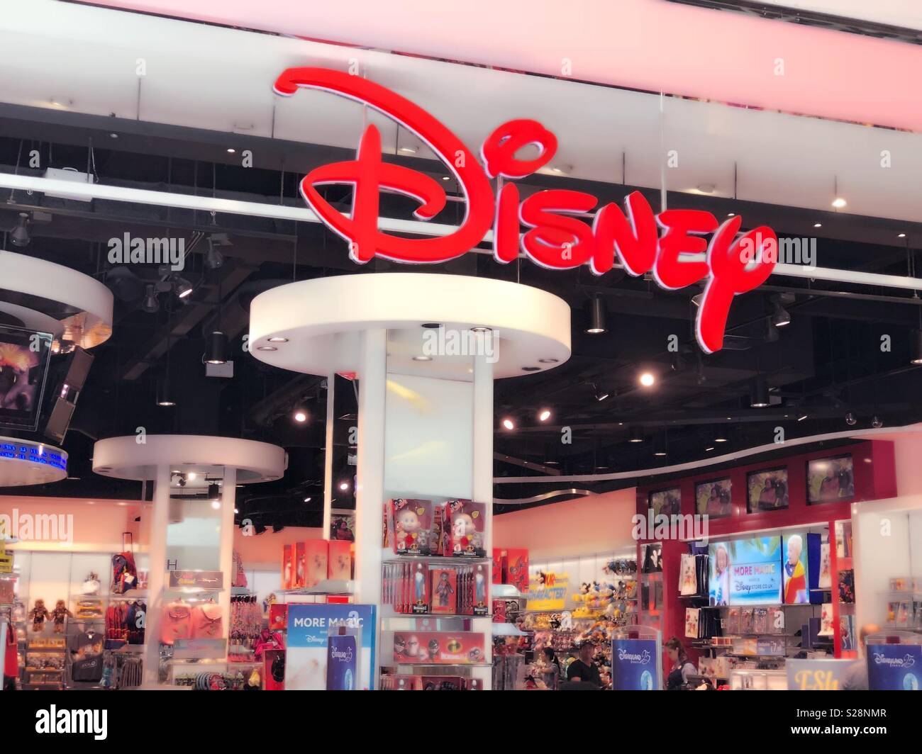 Disney store london Banque de photographies et d’images à haute ...