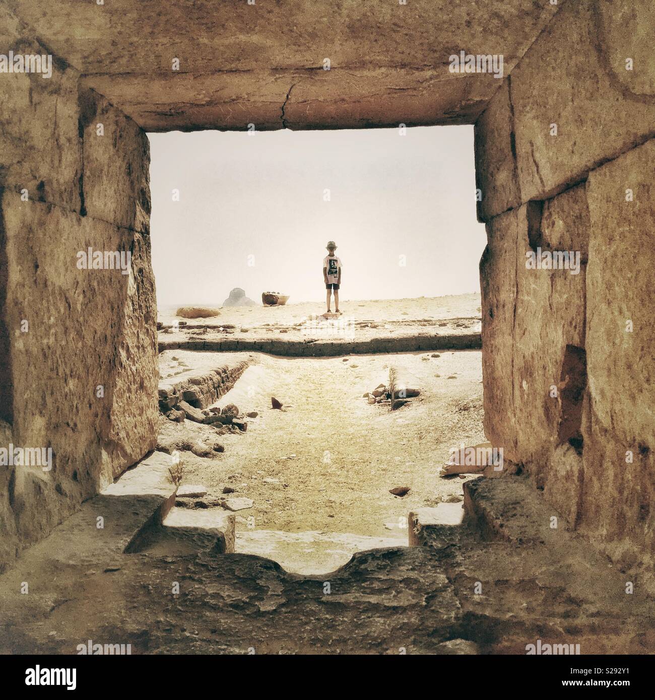 Pyramide au loin Banque de photographies et d’images à haute résolution ...