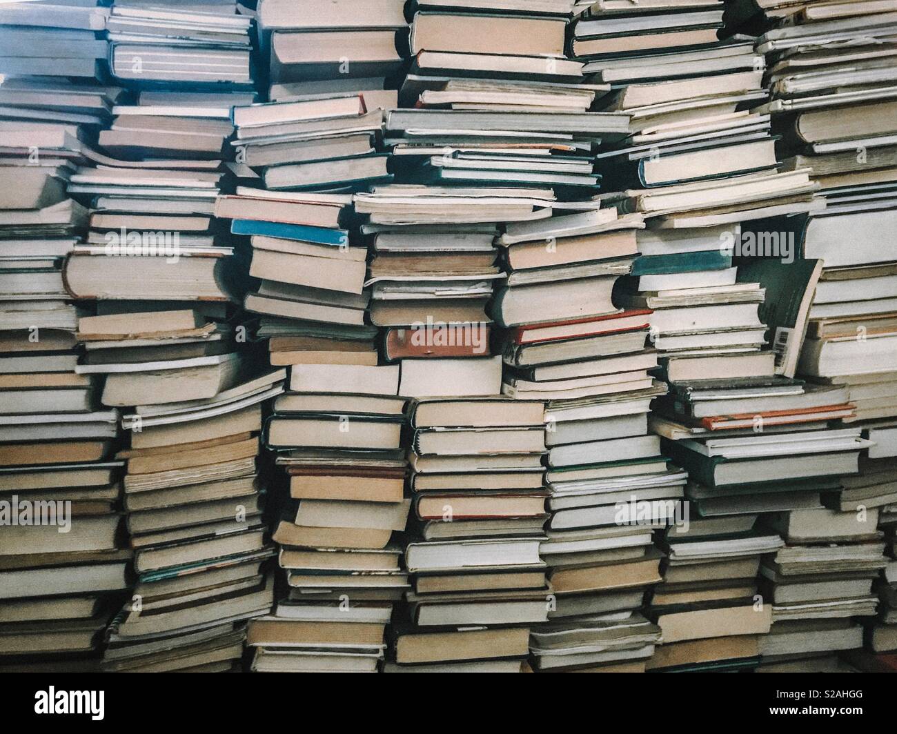 Book piles Banque de photographies et d’images à haute résolution - Alamy