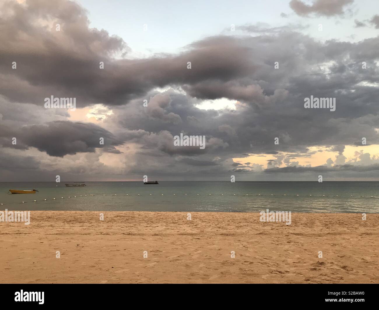 Pluie sur la plage Banque de photographies et d’images à haute ...