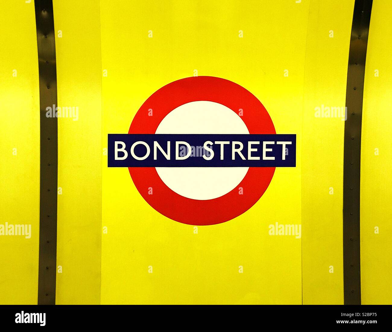 Le signe iconique du métro de Londres et la gare se trouve à Bond ...