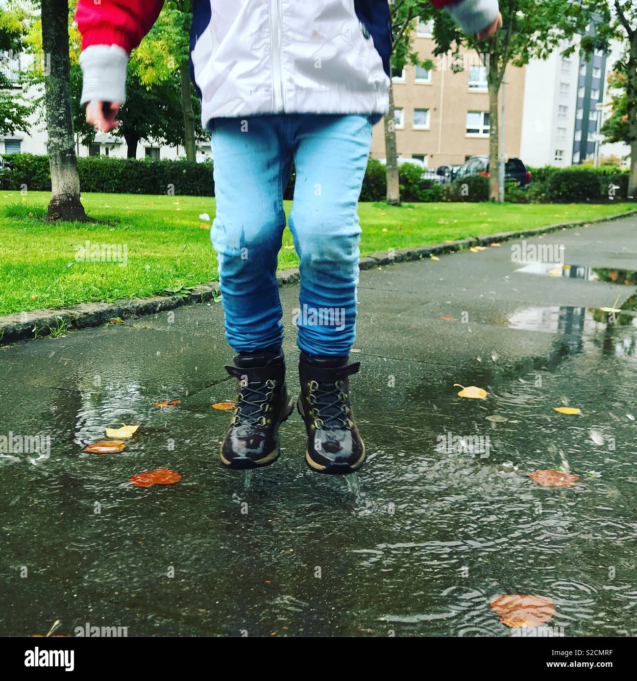 Enfant Sautant Dans Une Flaque D'eau Banque d'image et photos - Alamy