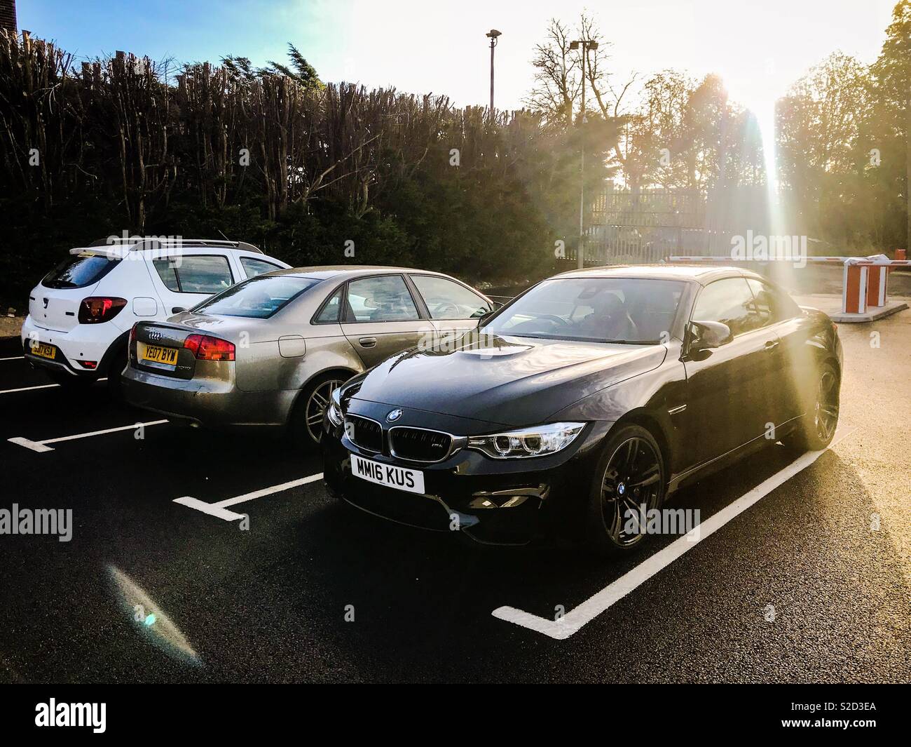 Cars parked Banque de photographies et d’images à haute résolution - Alamy