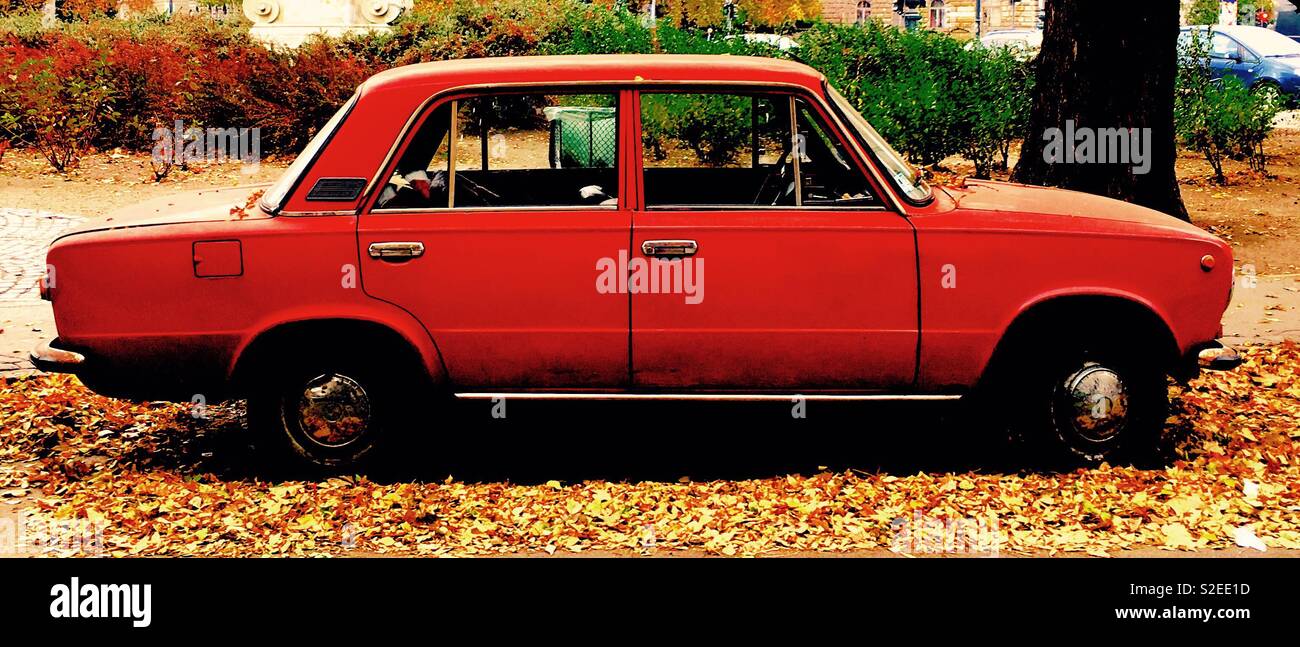 Red lada car Banque de photographies et d’images à haute résolution - Alamy