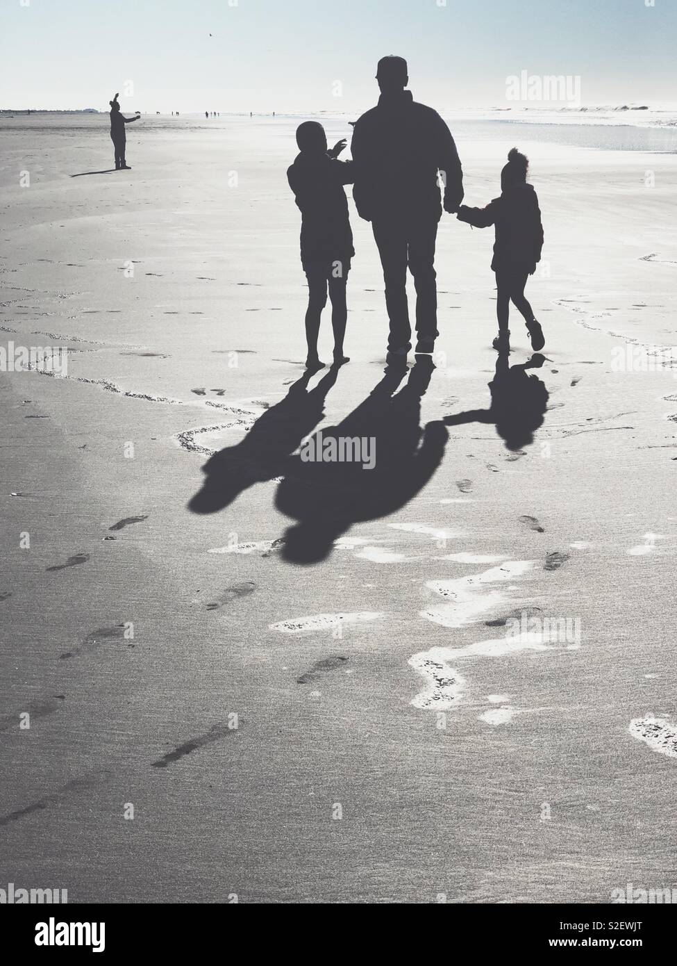 Deux Enfants Se Tenant La Main Banque De Photographies Et Dimages à