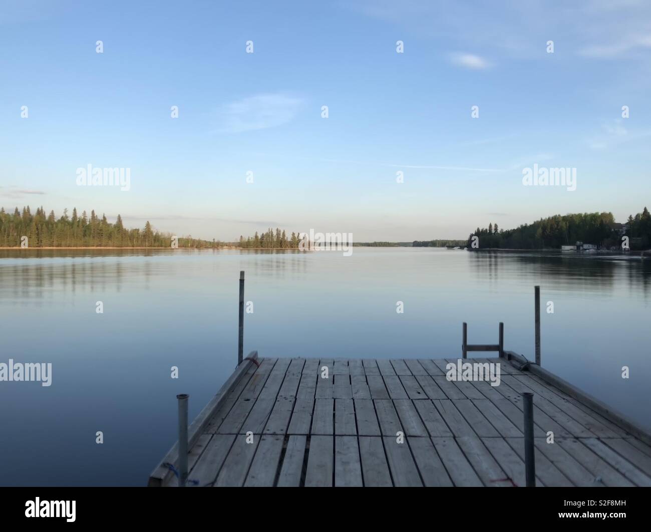 Quai sur un lac Banque de photographies et d’images à haute résolution - Alamy