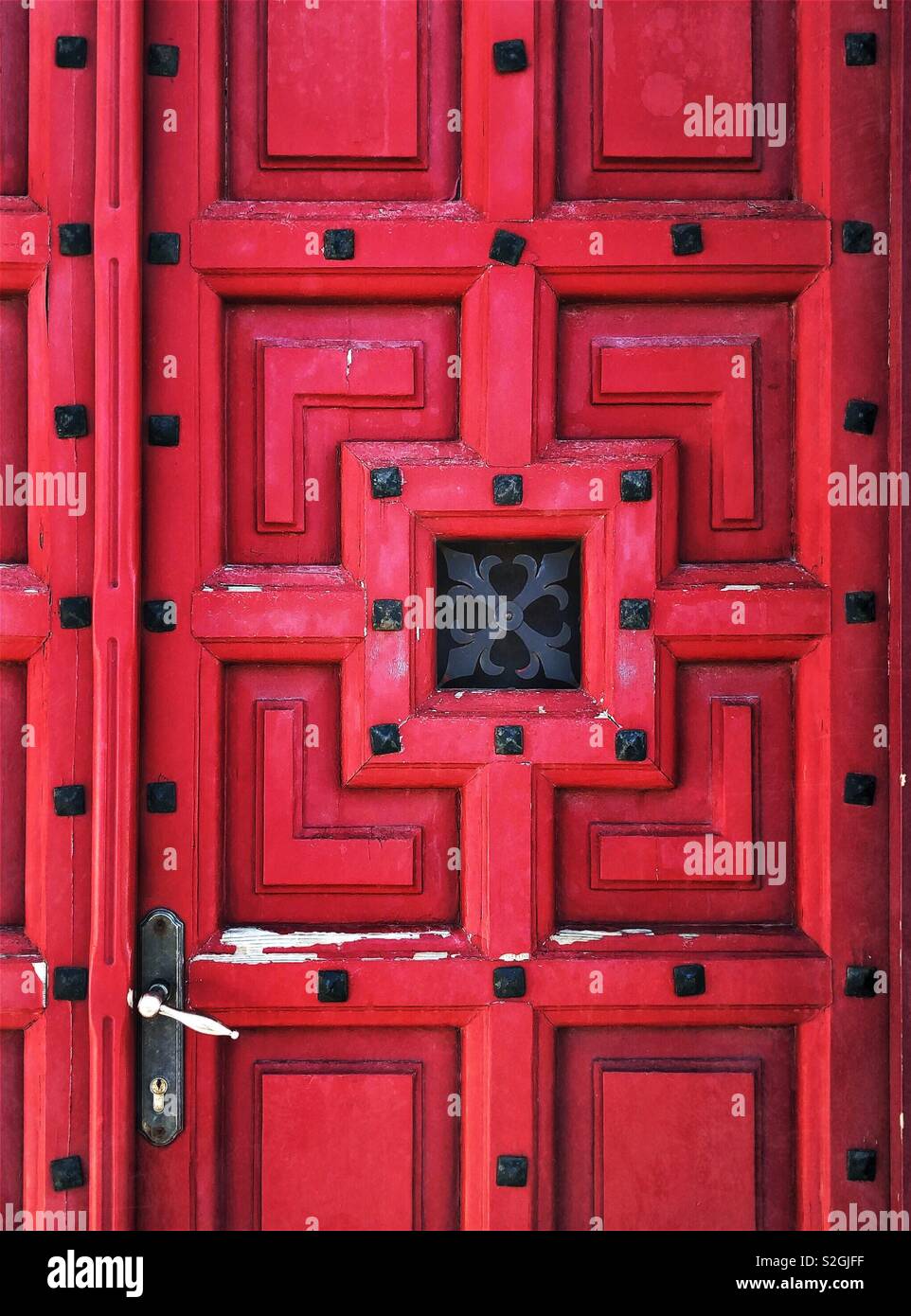 Metal studded wooden door Banque de photographies et d’images à haute ...