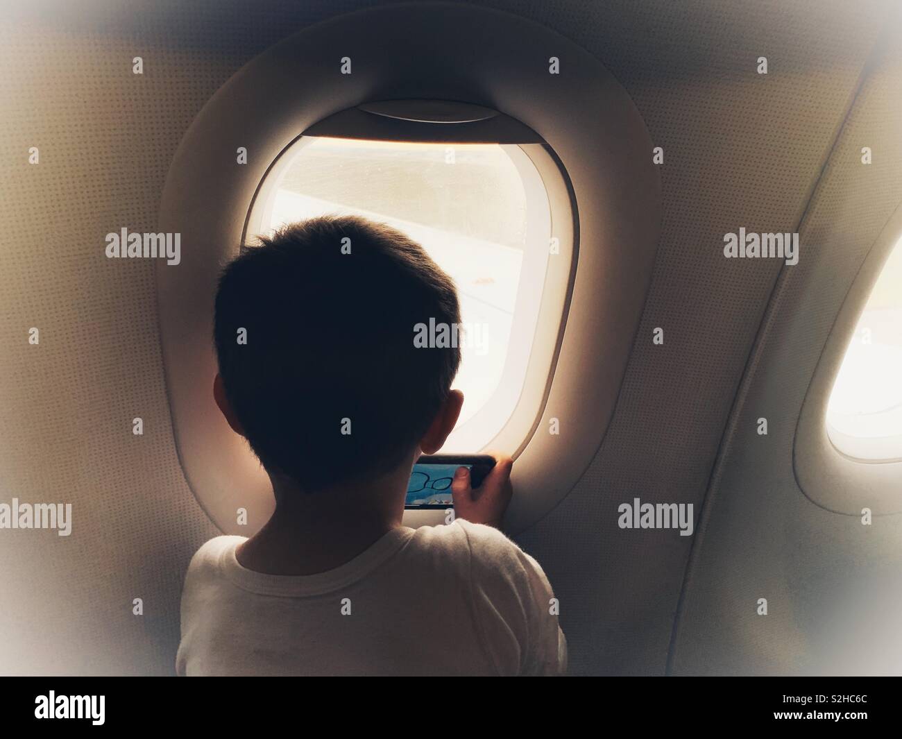 Enfants en avion Banque de photographies et d’images à haute résolution ...