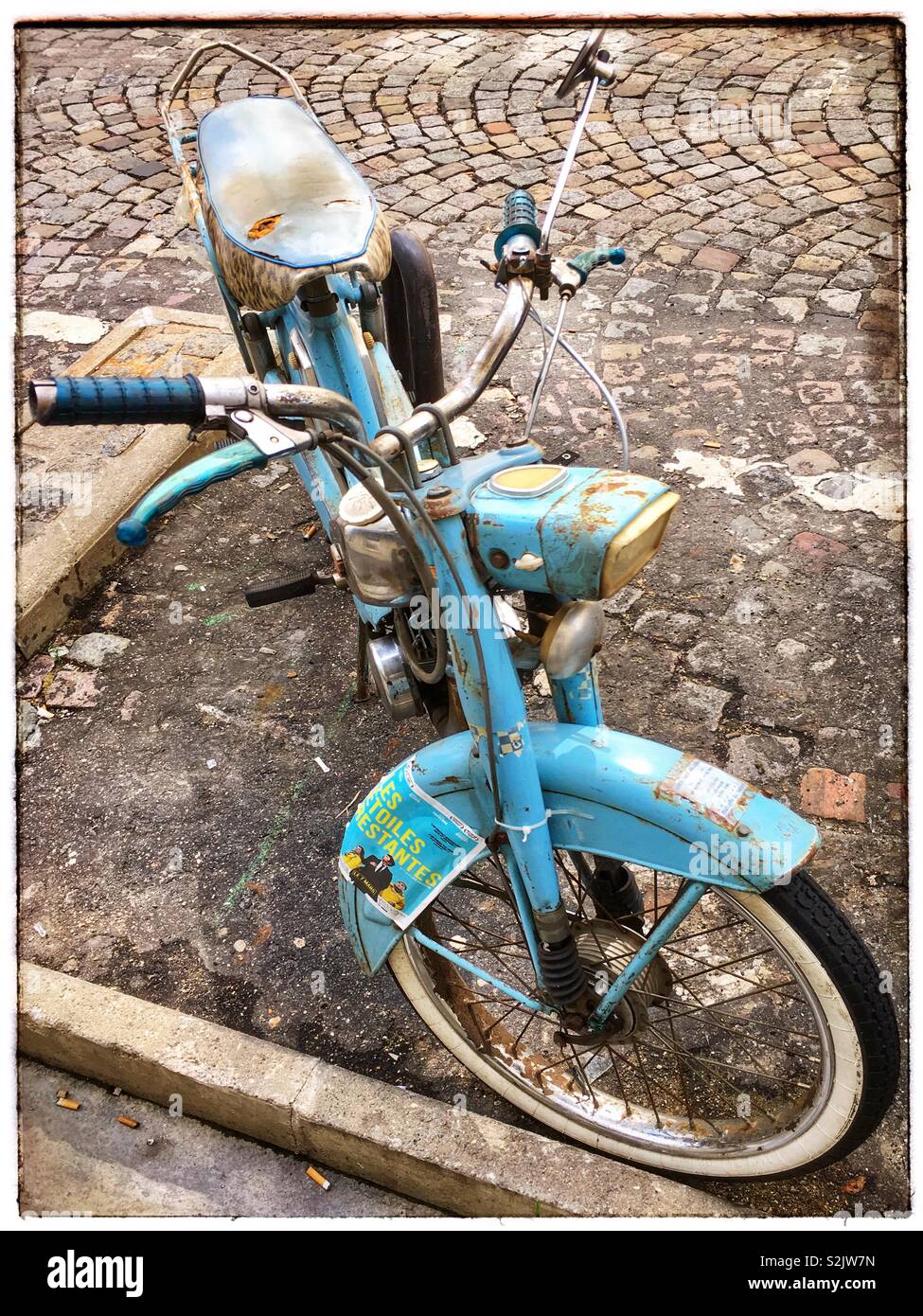 Mobylette bleue Banque de photographies et d’images à haute résolution ...