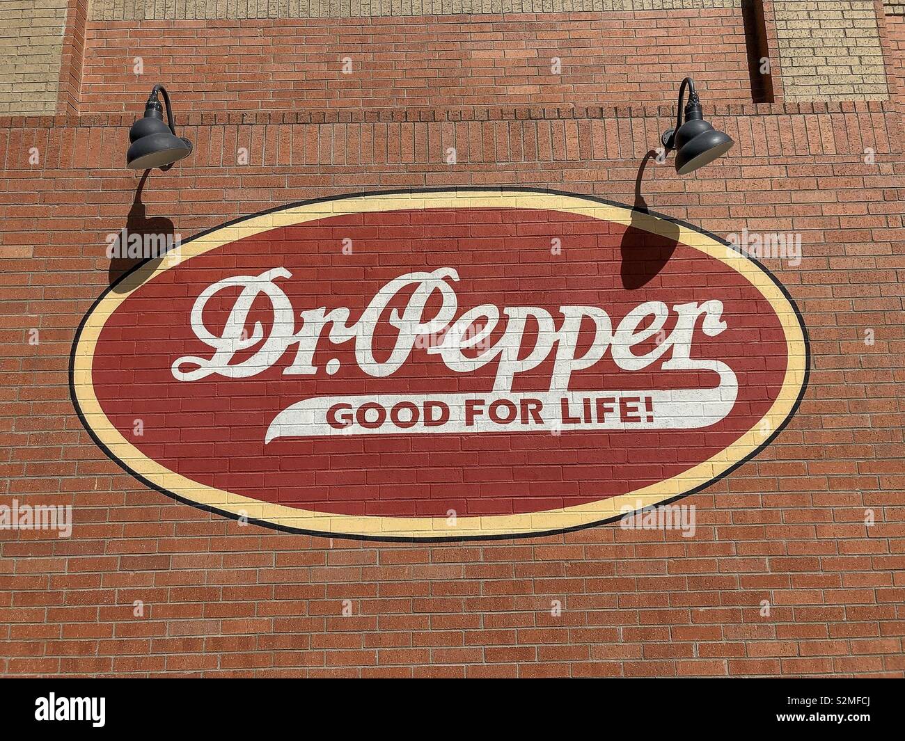 Logo peint sur le mur de briques Banque d'image et photos - Alamy