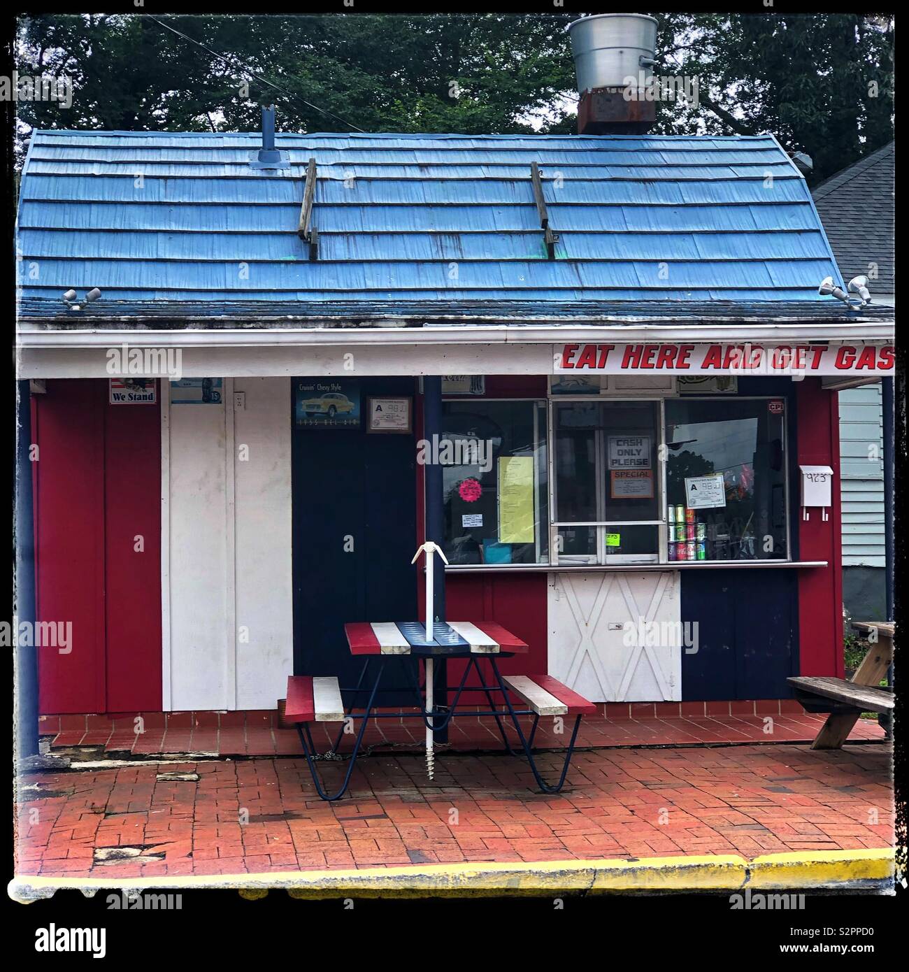 Red white and blue gas station sign Banque de photographies et d’images ...
