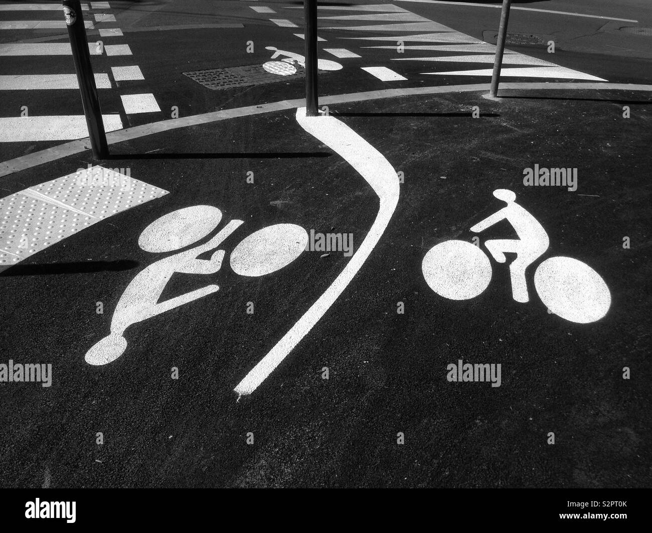 Les pictogrammes sur une piste cyclable Photo Stock - Alamy