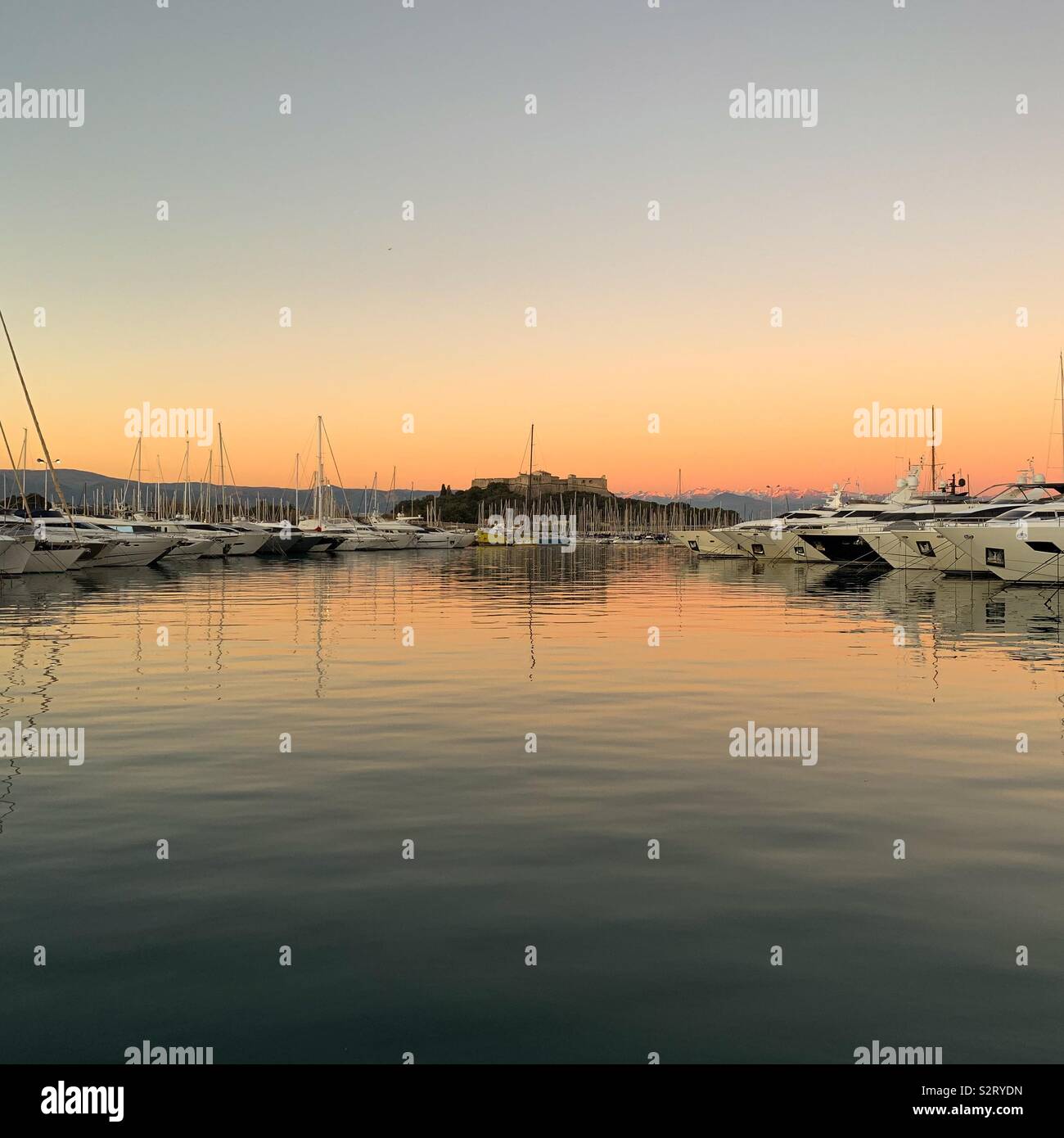 Bateaux à quai au coucher de soleil Banque de photographies et d’images à haute résolution - Alamy