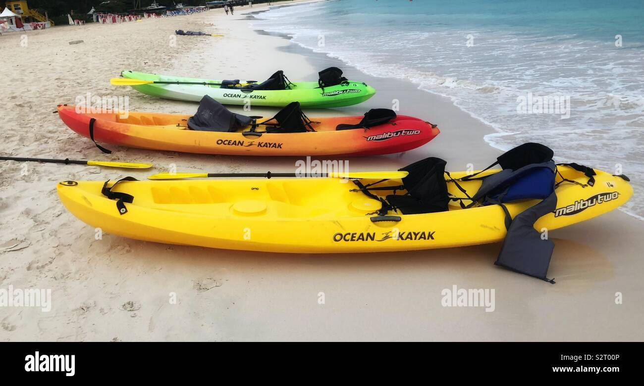 Kayaks et plage Banque de photographies et d’images à haute résolution ...