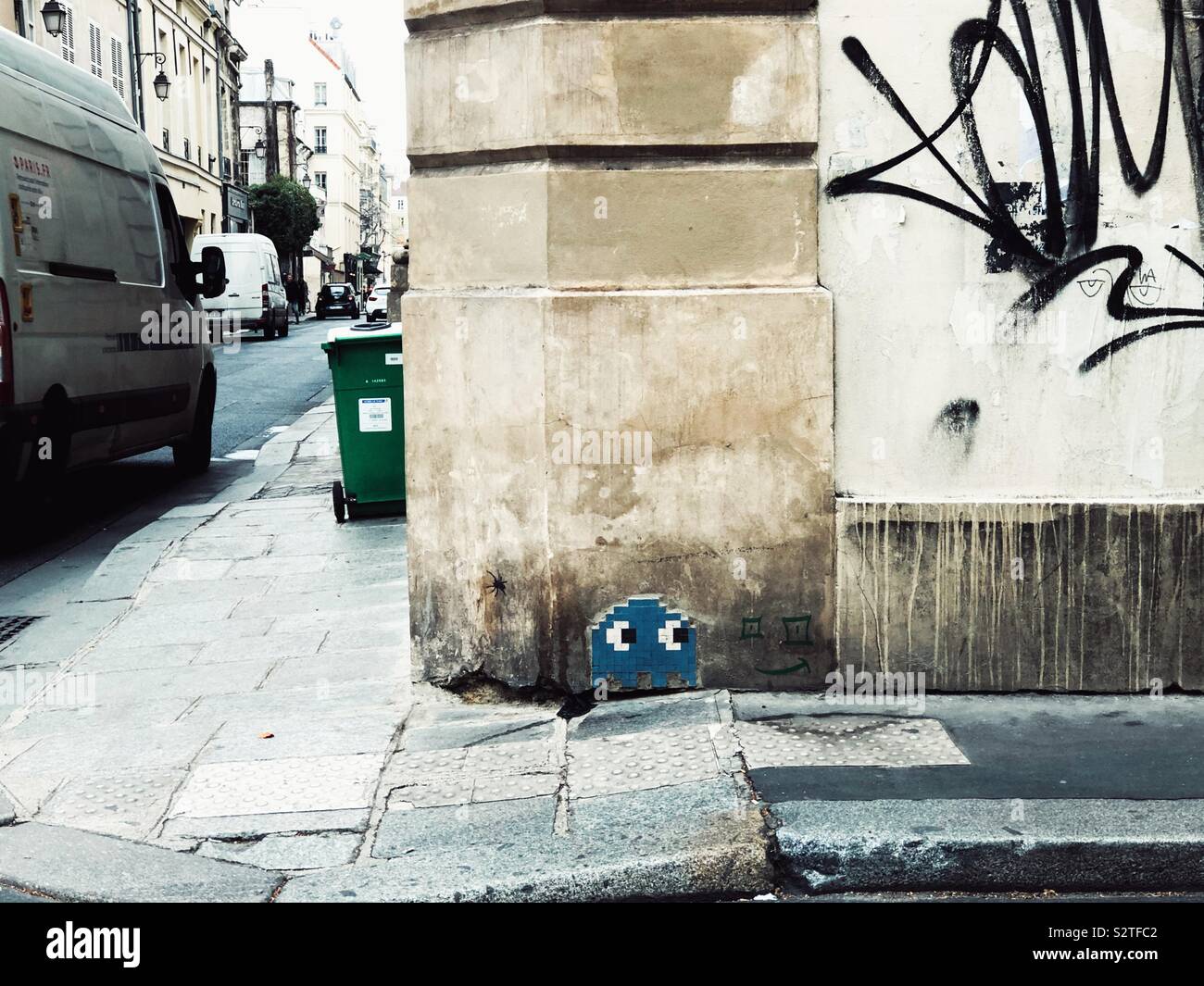 Mosaïque de PacMan par Invader artiste de rue à Paris Photo Stock - Alamy
