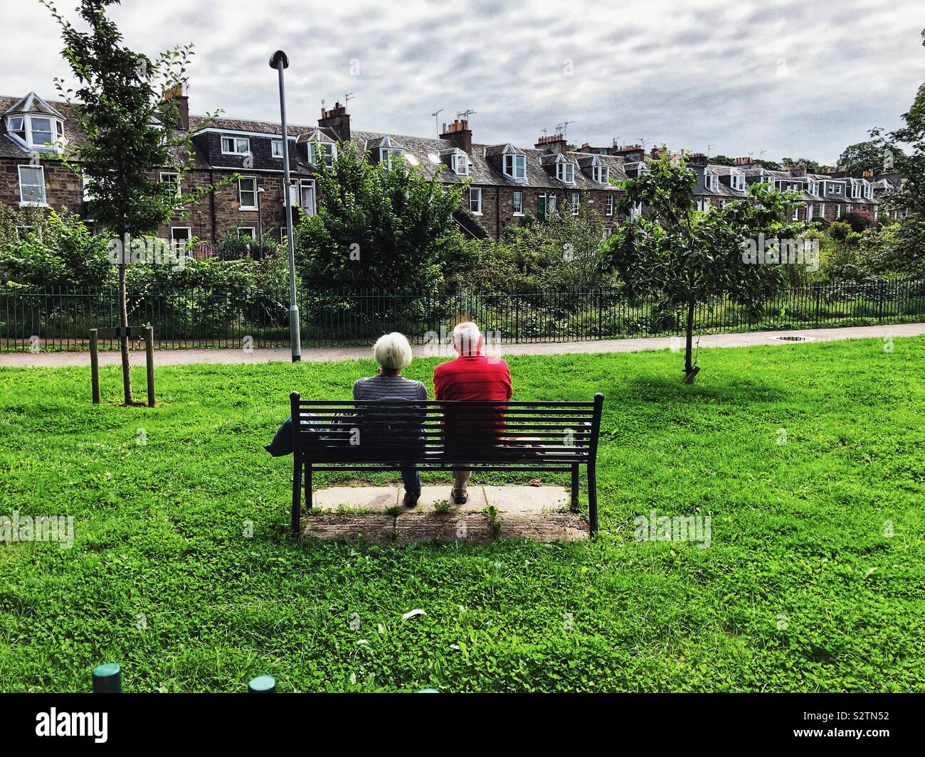 Homme et femme assise sur un banc Banque de photographies et d’images à ...