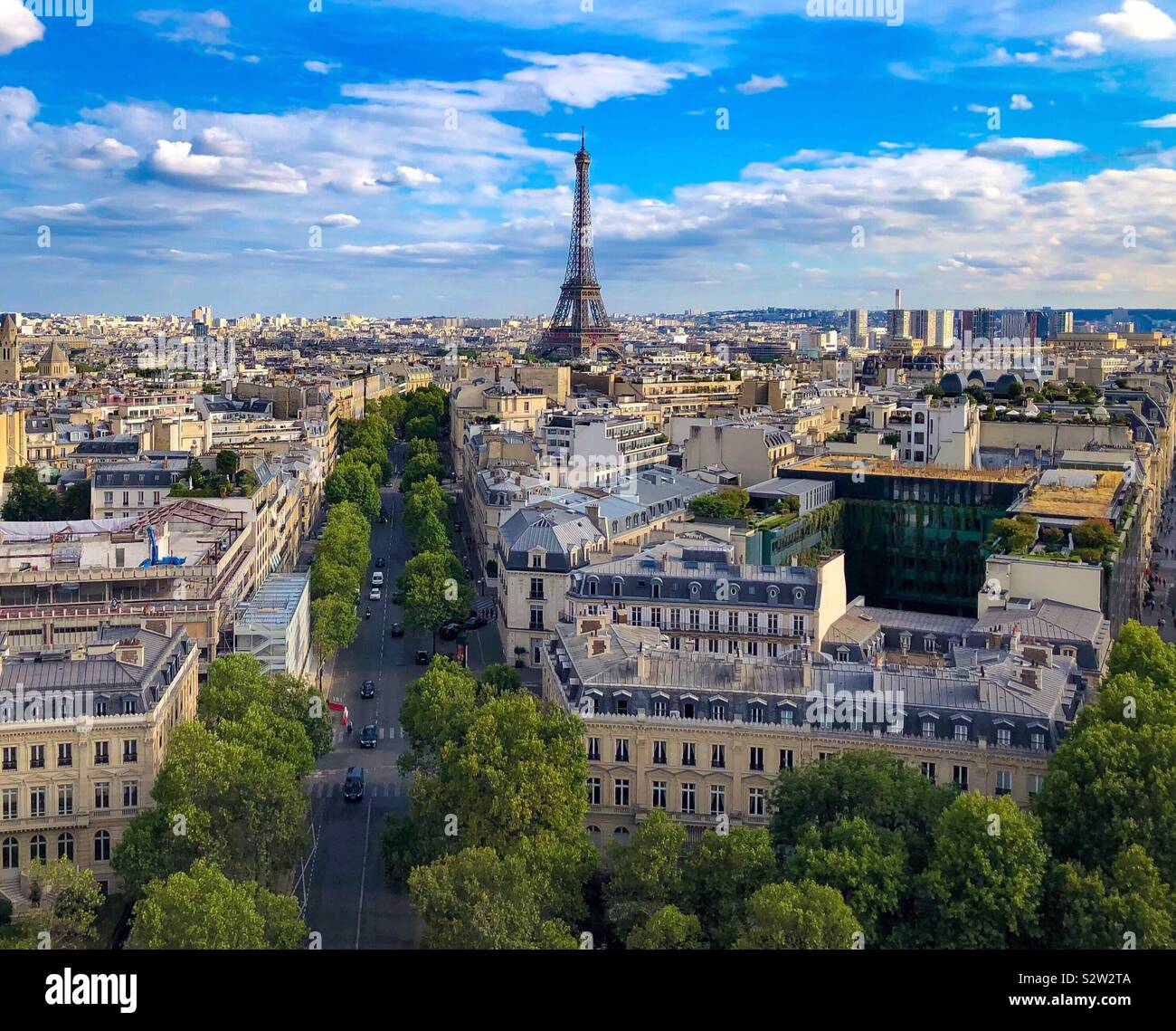 Le centre-ville de Paris et la Tour Eiffel prise depuis le sommet de l'Arc de Triomphe à l ...