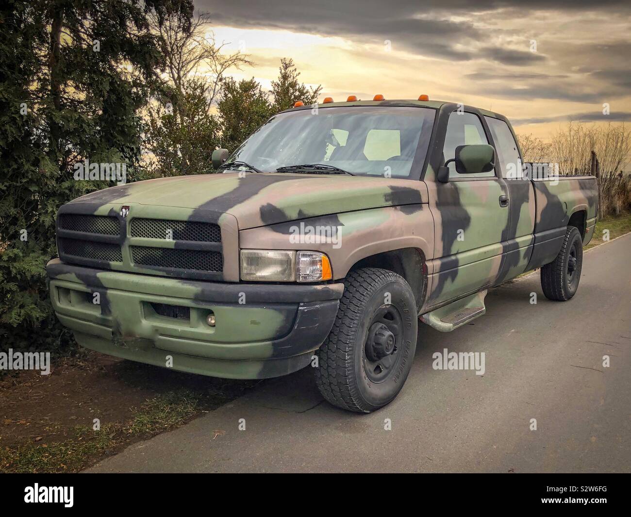Camion militaire dodge Banque de photographies et d’images à haute ...