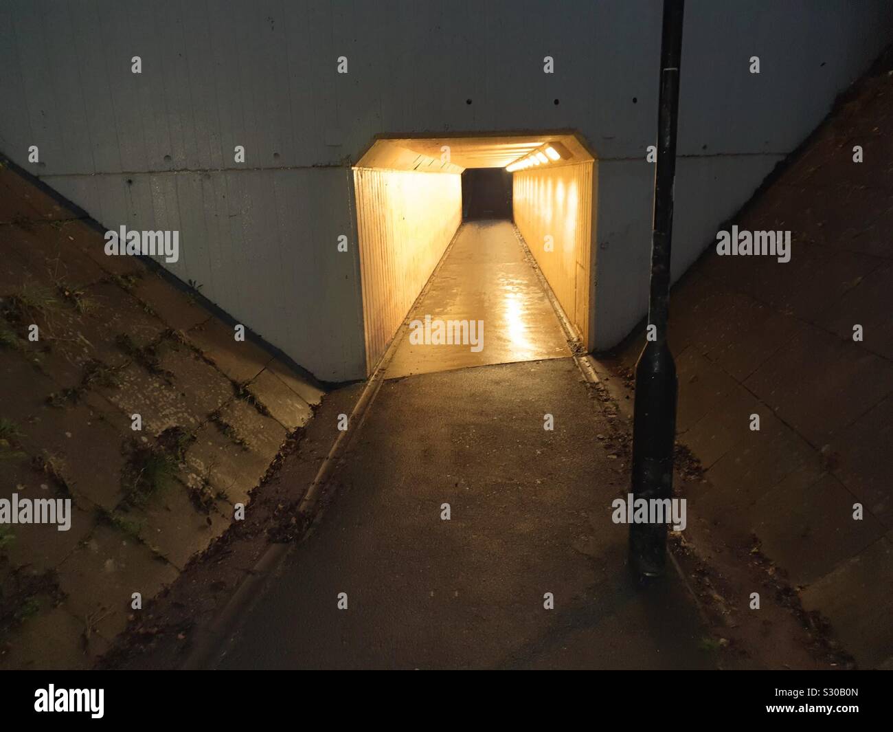 Passage souterrain du tunnel routier Banque de photographies et d ...