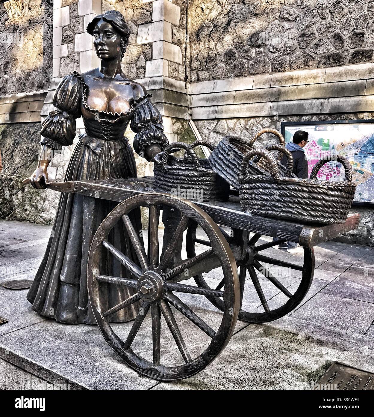 Statue de Molly Malone à Dublin Irlande illustrant avec son panier avec ...